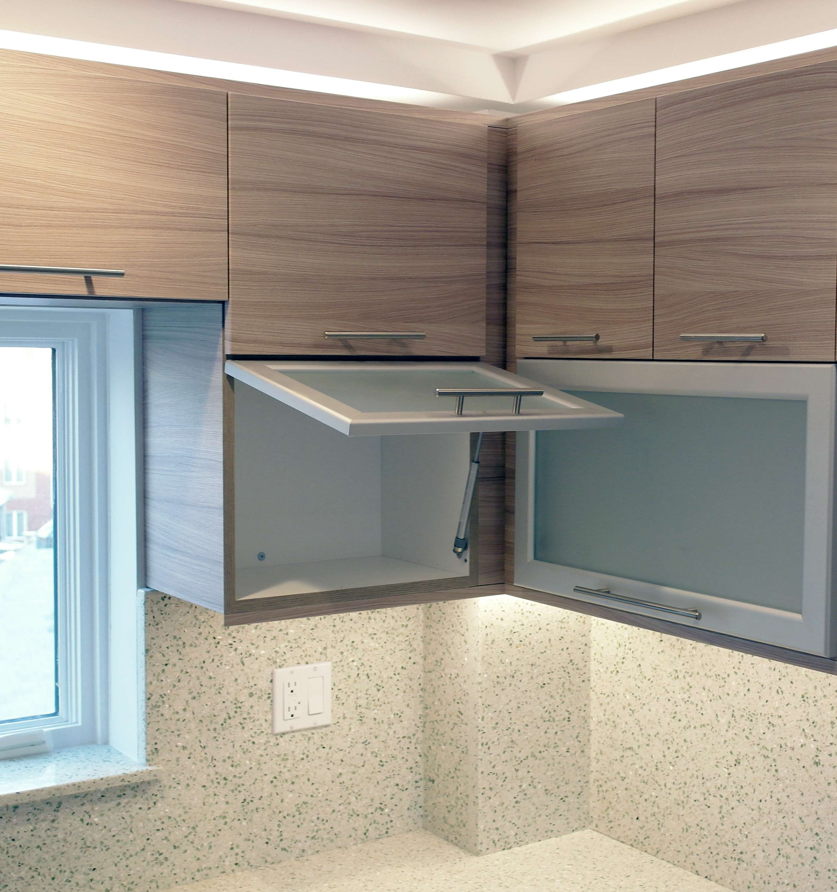 Materials & Features - BRIGHT N GREEN